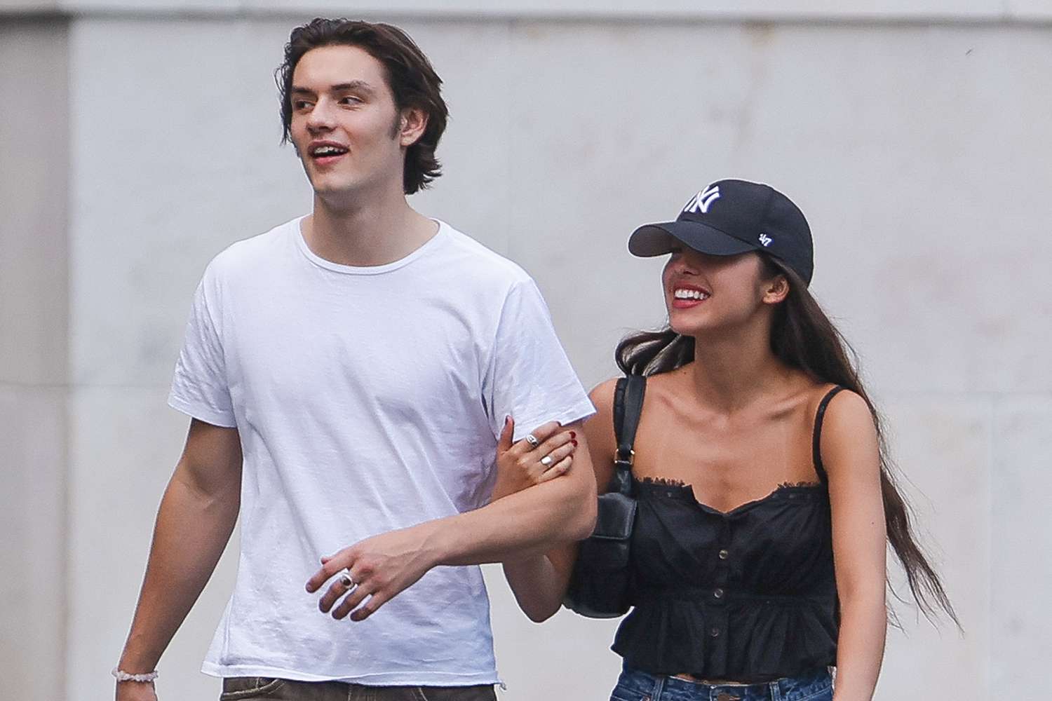 Who is Louis Partridge? Olivia Rodrigo’s Heartthrob Boyfriend ...